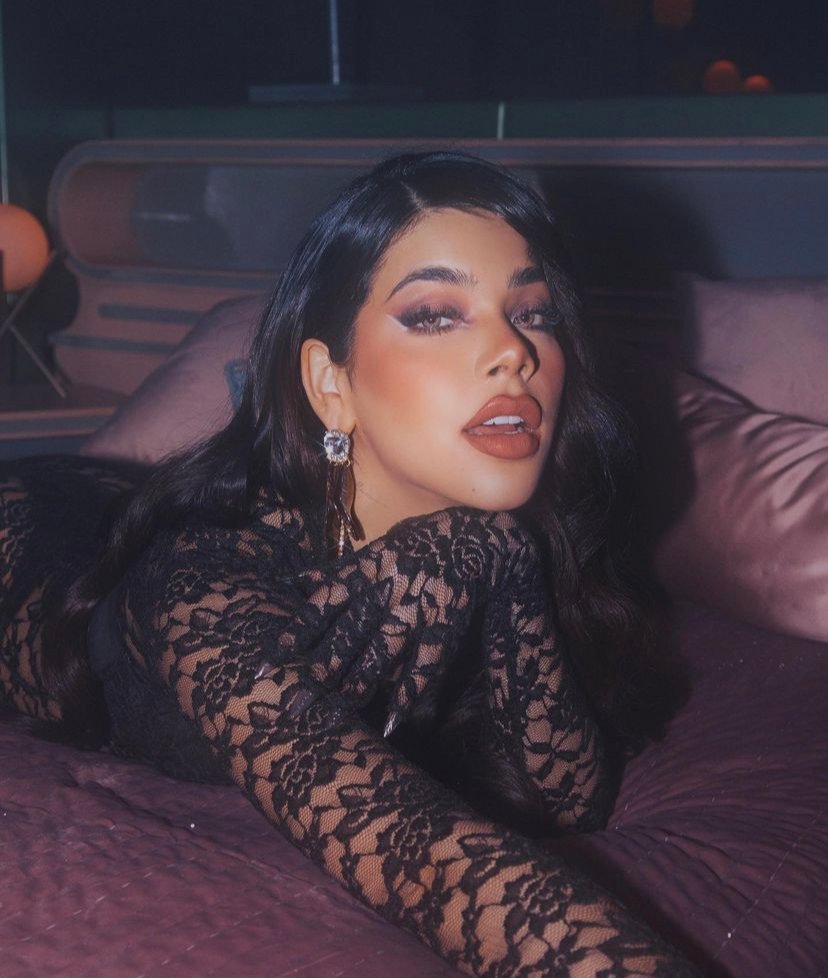 Kenia Os, luce espectacular en un traje de encajes negros que deja poco ...