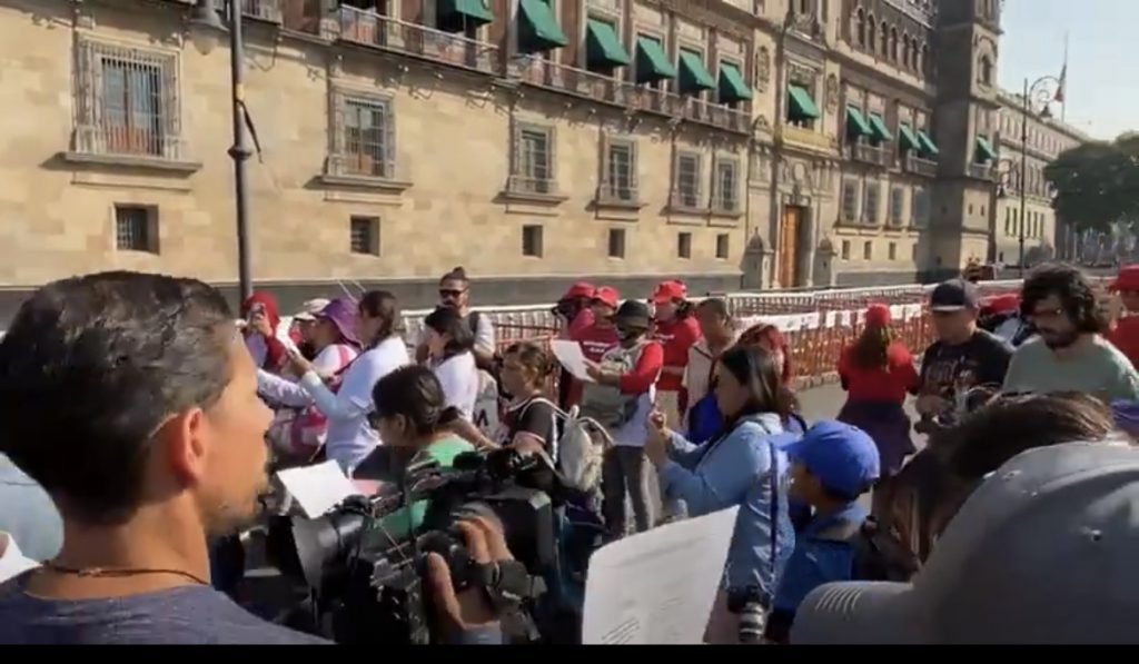 Madres buscadoras cantan versión de las posadas frente a Palacio ...