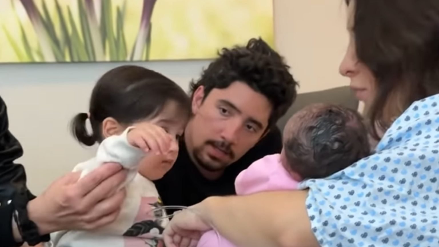 Alex Fernández comparte tierno video del momento en que sus hijas se ...