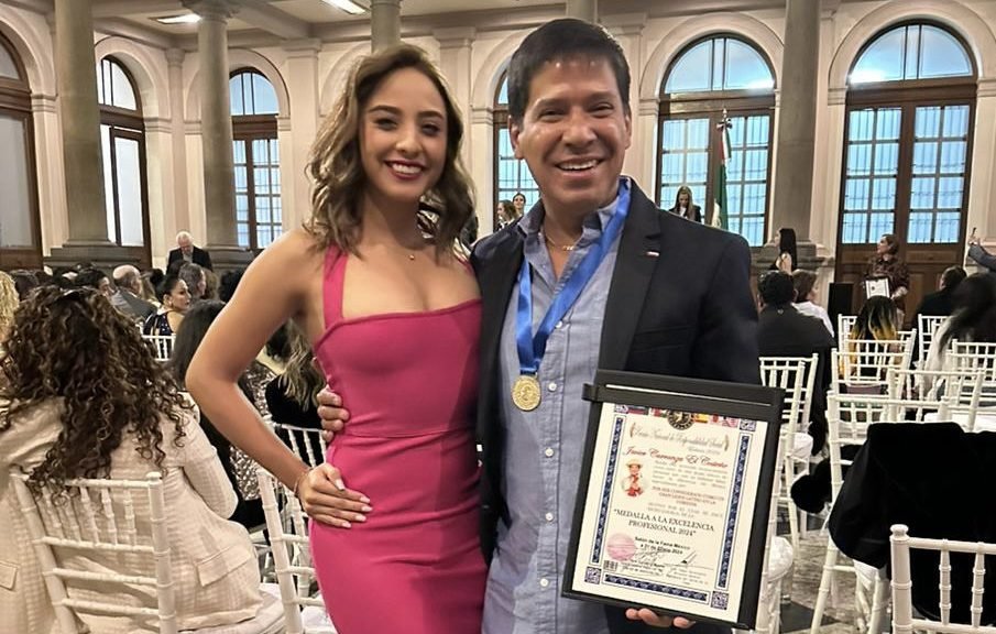 Recibe el humorista Javier Carranza ‘El Costeño’ la medalla a la ...