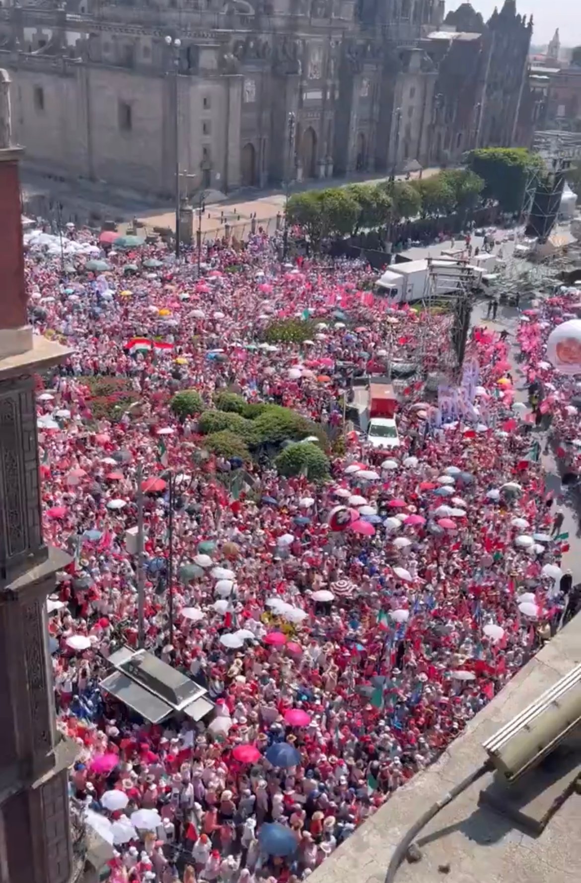 Izan la bandera en el Zócalo de la CDMX; miles de personas llenan la ...