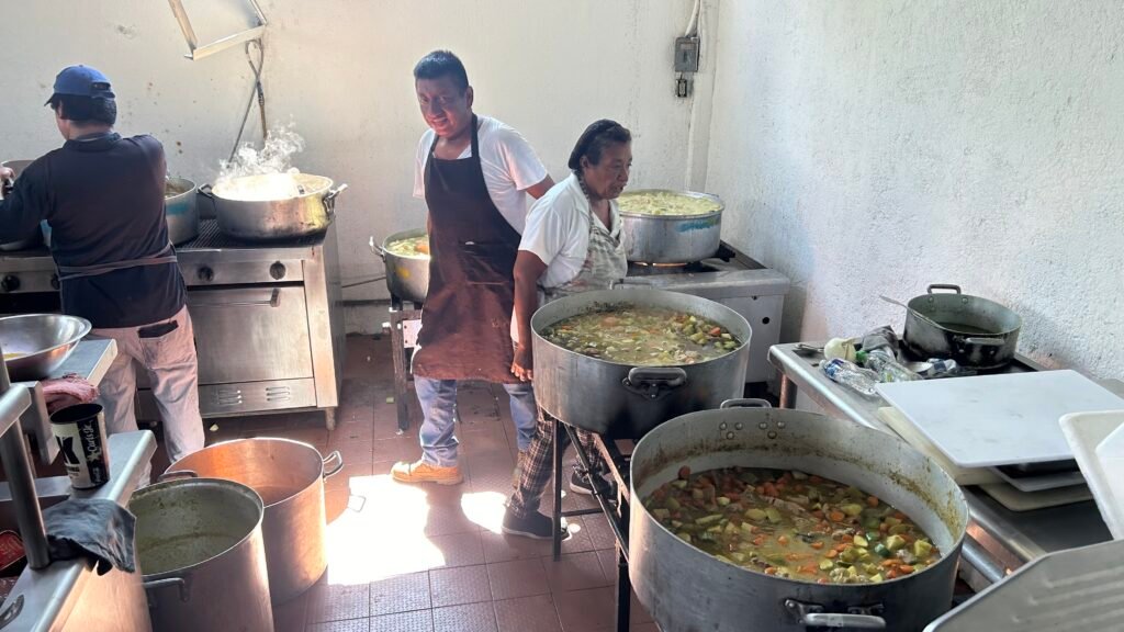 World Central Kitchen suma más de 800 mil comidas calientes repartidas ...