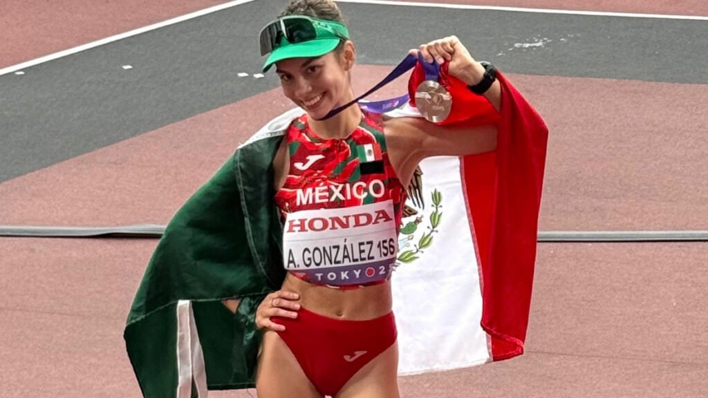 A sus 21 años, Valarie Ruvalcaba incrementa su fama como la espuma ...